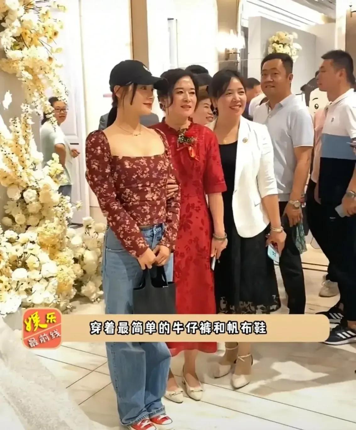 Yuan Shanshan attended the wedding of her younger brother Wei Yuanjie ...