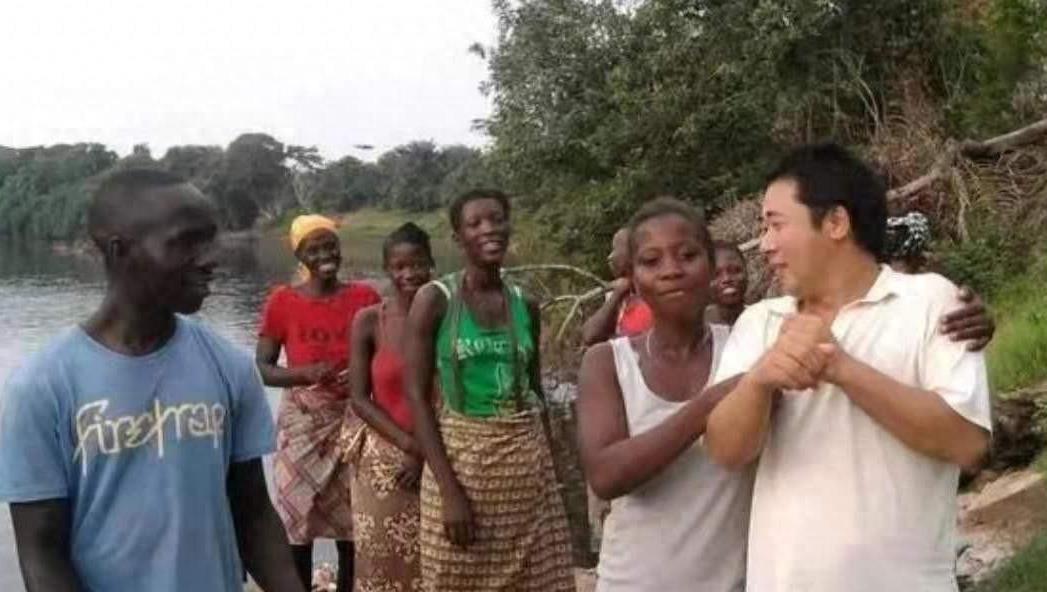 20 Chinese sailors lived on a small African island. Although their skin ...