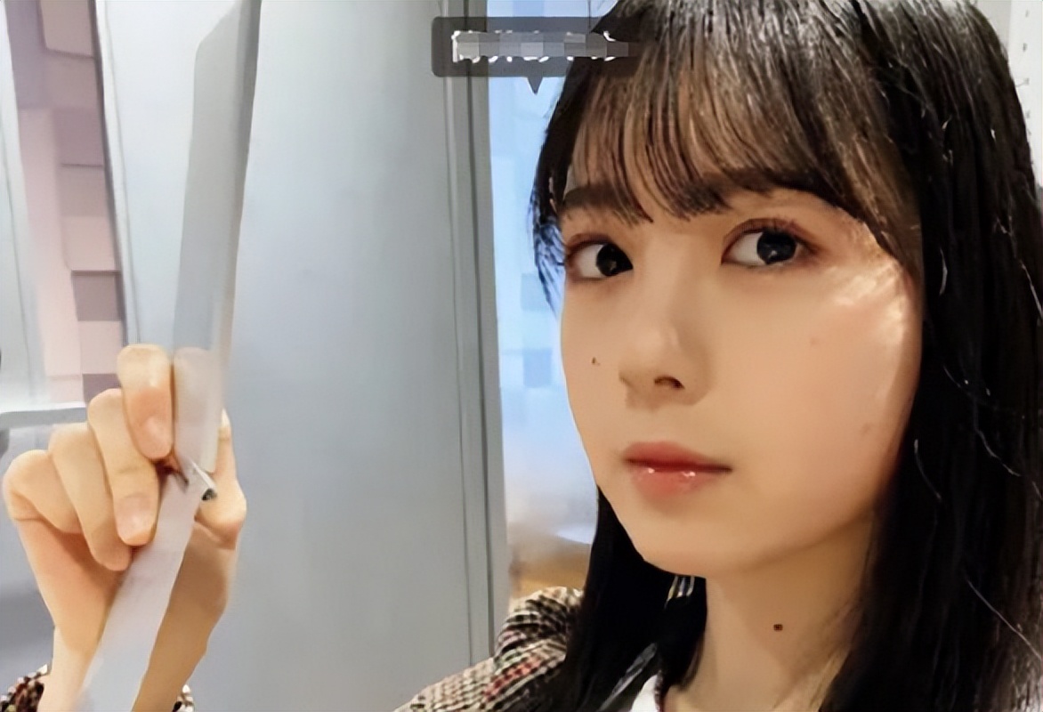 The 19 Year Old Famous Japanese Actress Fell Headfirst Off The Stage