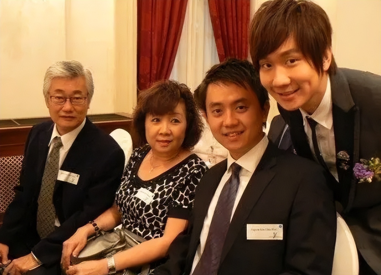 JJ Lin celebrates his rich dad's birthday!After recovering from ...