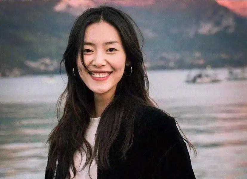 The intoxicating "vortex" of the female star is more like a spring ...