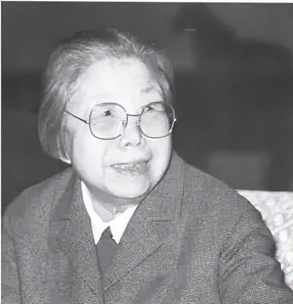 When Deng Yingchao was dying in 1992, she kept chanting two words, which became her last regret ...