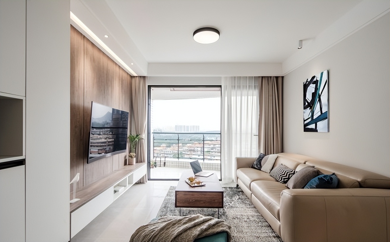 The 70-square-meter modern-style two-bedroom apartment is inadvertently ...
