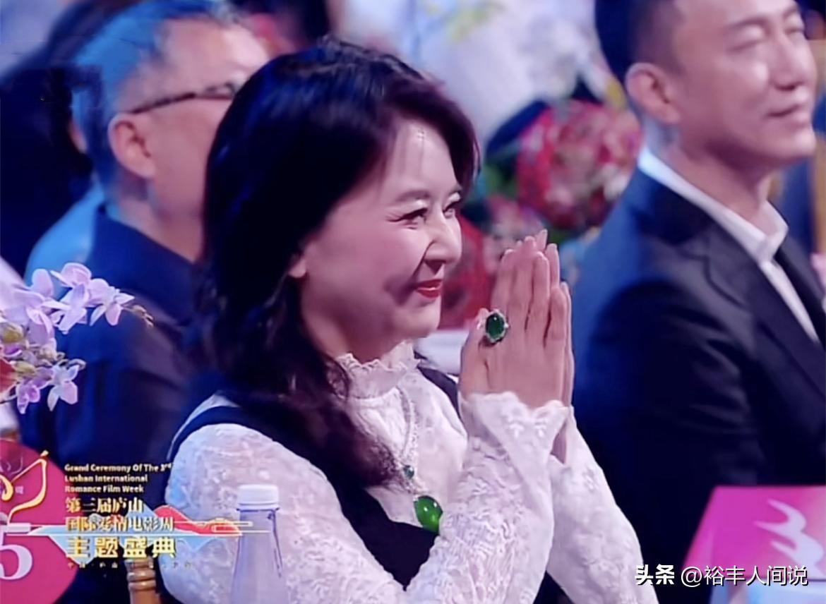 64-year-old Hu Huizhong appeared in Mount Lu, and blew kisses from Dai Shuo's big gem, dressed ...