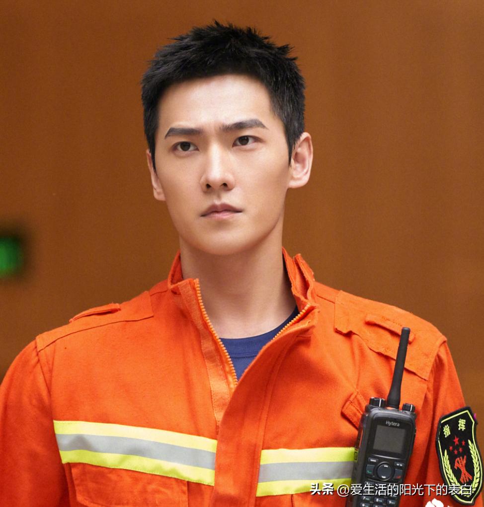 Comparison of two firefighters Netizens: Yang Yang, Huang Jingyu, this ...
