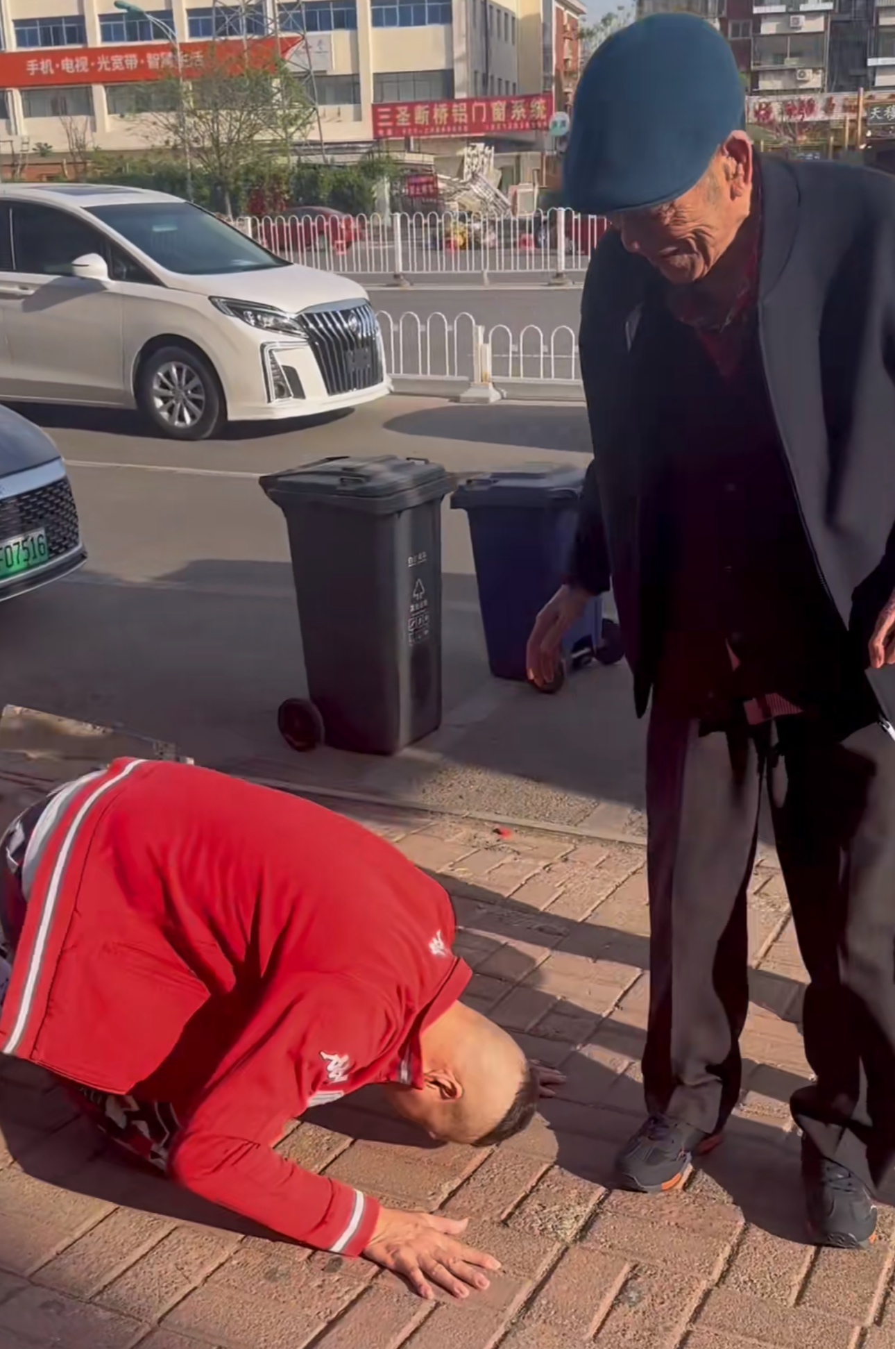 Han Zhao's behavior caused controversy! Kneeling and kowtowing to Yang Shaohua at the entrance ...