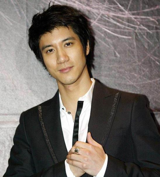 Wang Leehom sang a congratulatory song at his wedding. His long hair ...