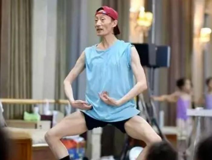 At the age of 17, he became a closed disciple of Yang Liping. At the ...