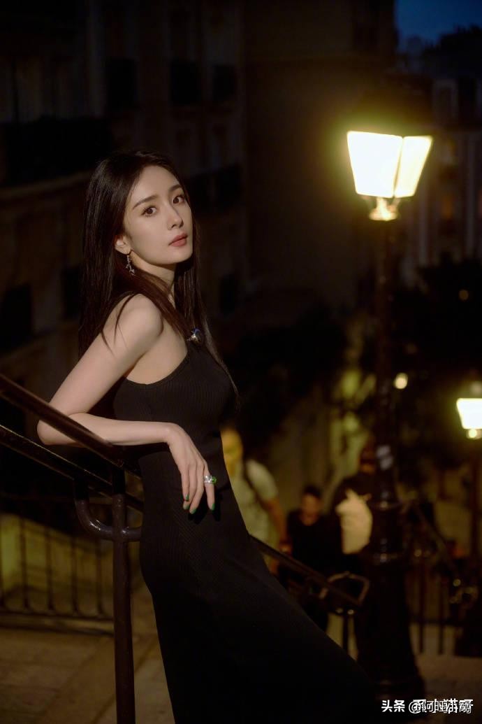 Yang Mi was captured on the streets of Paris, with an eye-catching face ...