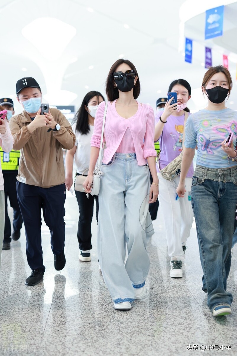 Li Tong appeared in Hangzhou Airport wearing a fashionable and ...