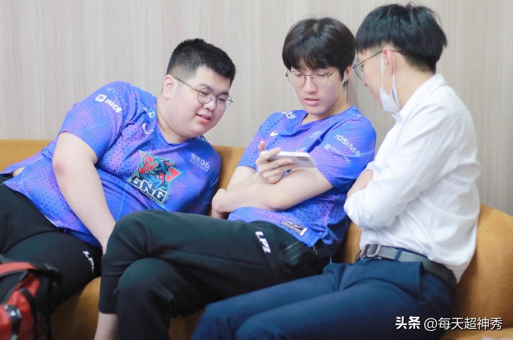 PandaC left, Ale led LNG to challenge WBG, Theshy released a smoke bomb ...