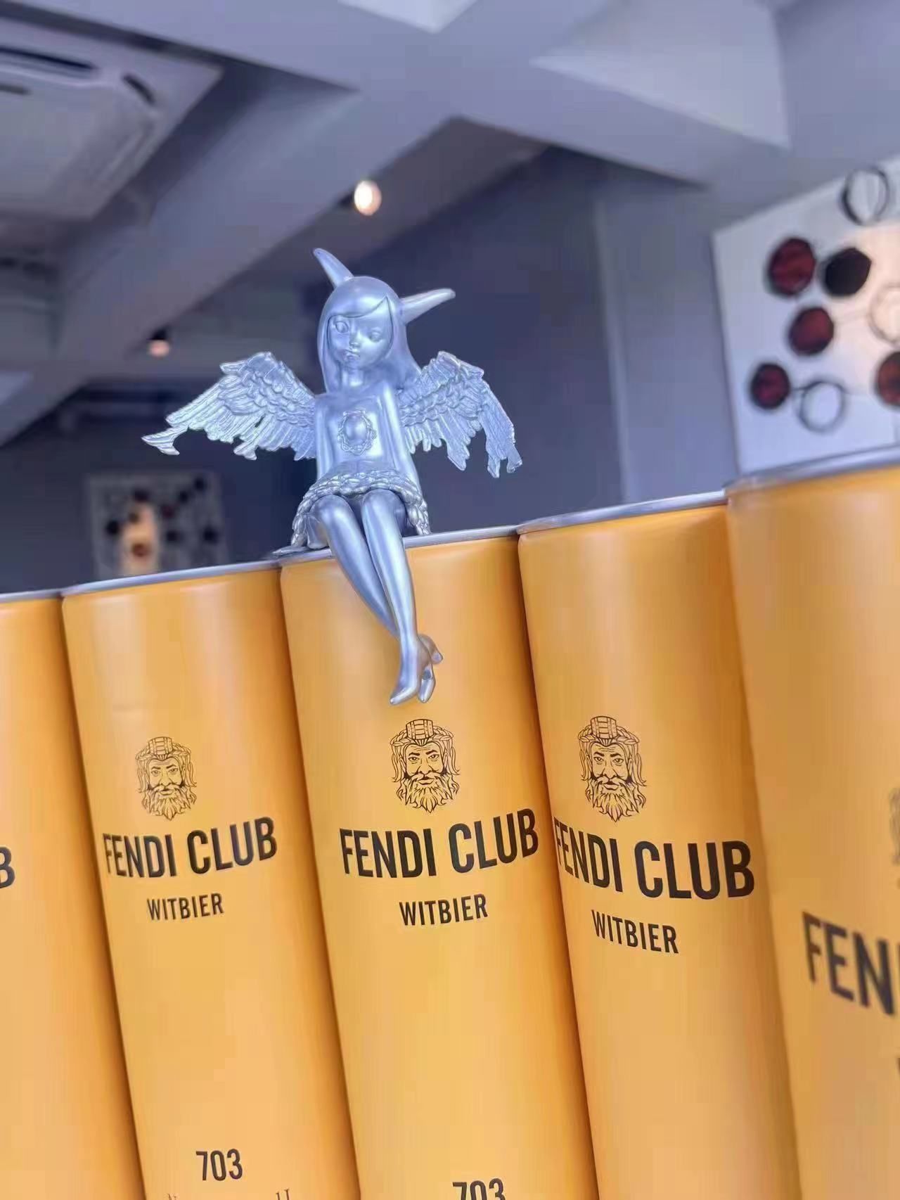 There are a lot of big bottles, simple but not simple, FENDI CLUB 1L ...