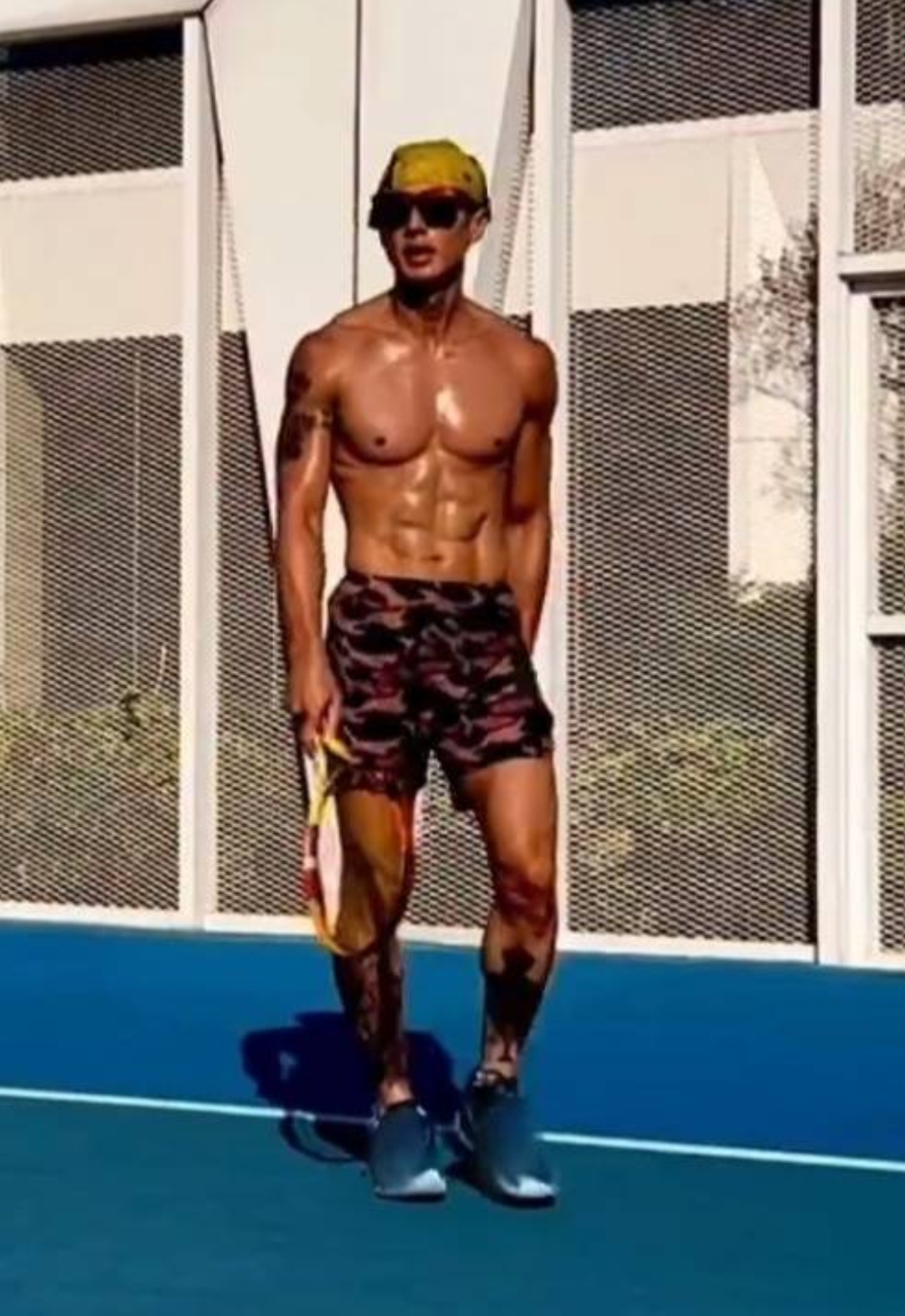 42-year-old Wu Zun plays tennis naked, with dark skin and protruding ...