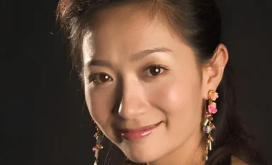 Host Wang Fang: One person does the maternity check-up and one person ...