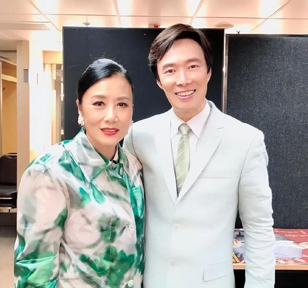 Lin Qingxia and Wang Mingquan are in the same frame, wearing a ...