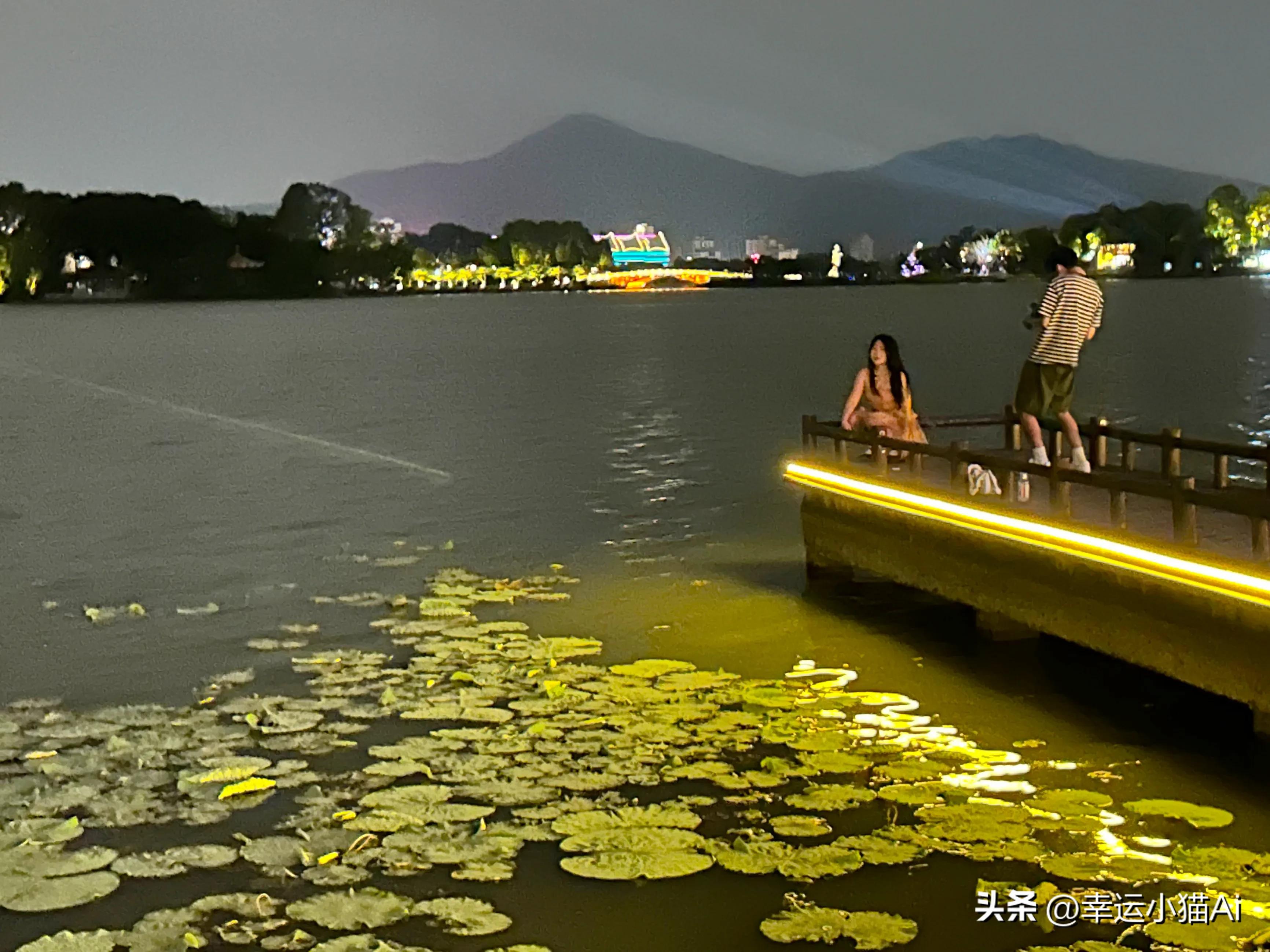 Xuanwu Lake at night... - iMedia
