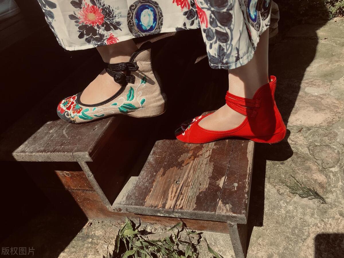 Embroidered shoes: a work of art in traditional culture - iMedia