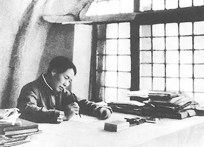 What are the highlights of "On Protracted War"?(middle) - iNEWS