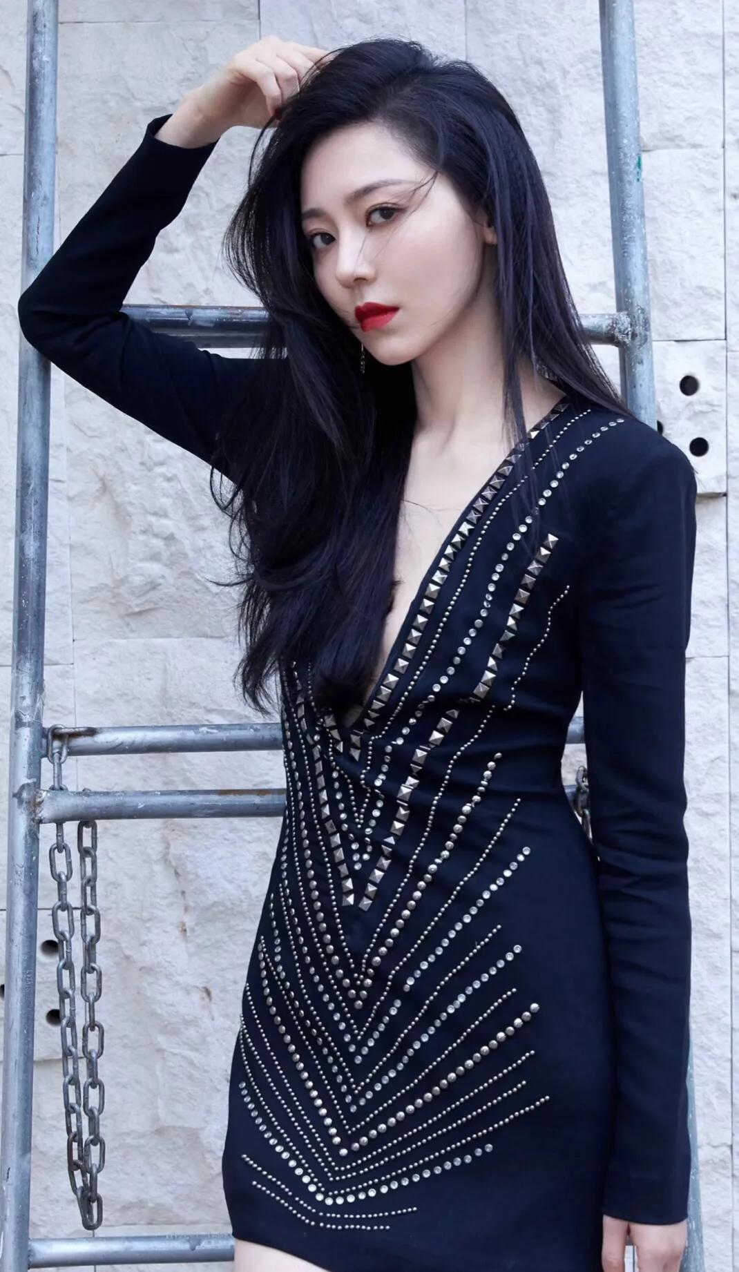 Temperament actress Huang Mengying - iNEWS