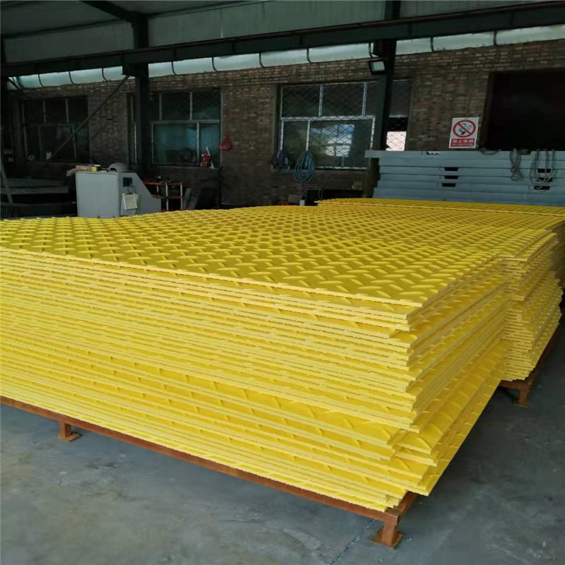 Lightweight composite polyethylene paving pads, temporary road slabs ...