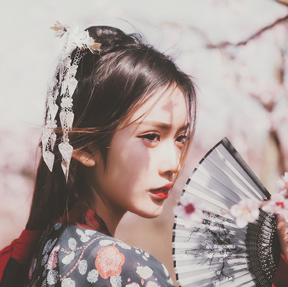 The real "Chinese-style" beauty: the facial features are bright and ...