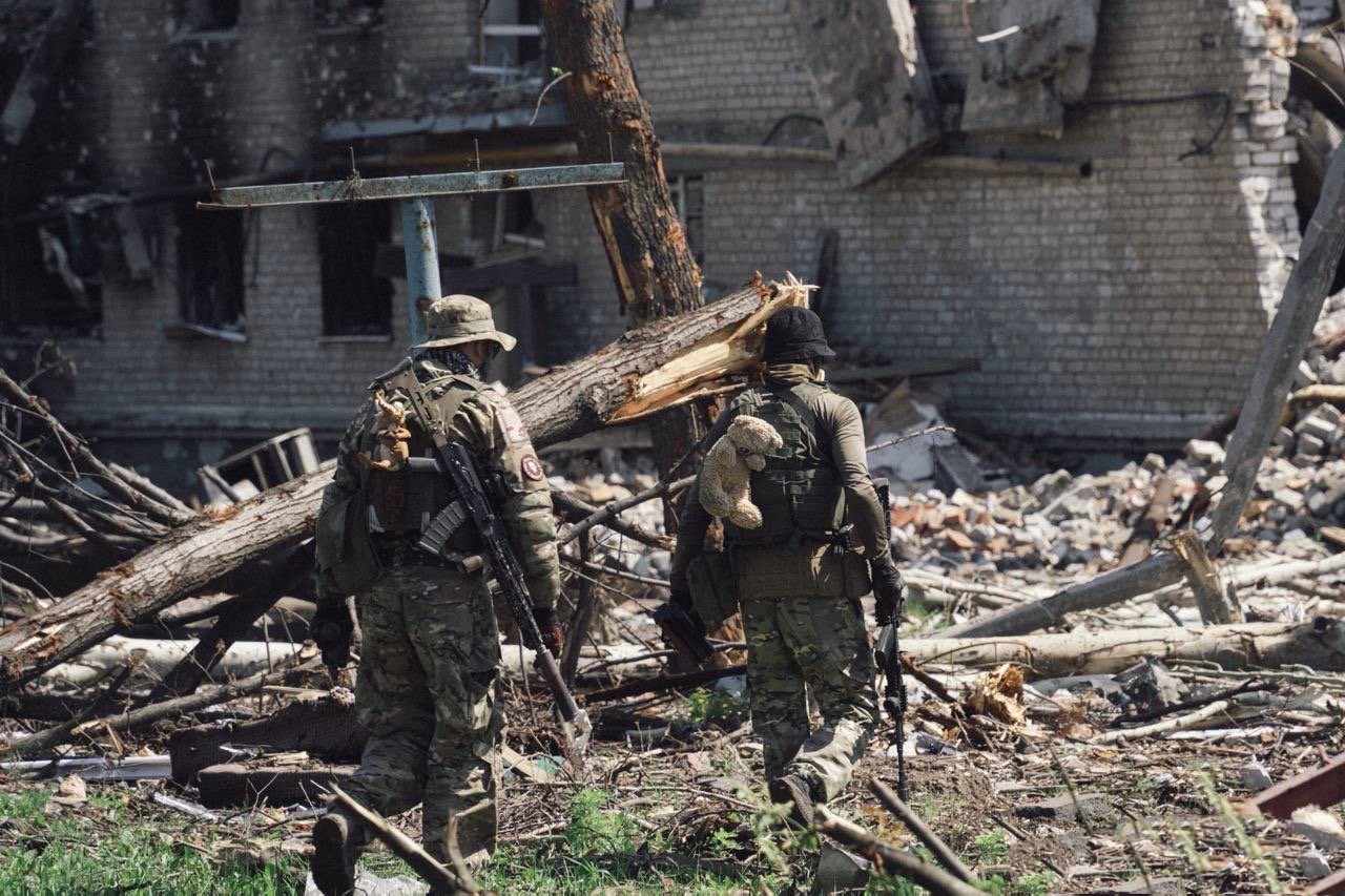 One night of bombing, the Russian army launched a salvo of land, sea ...