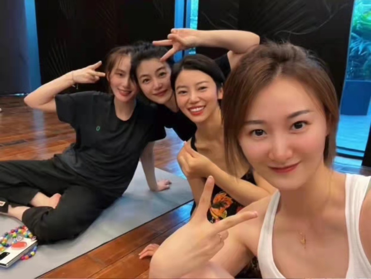 Liu Shishi's rare life photos are exposed!Wear short-sleeved plain makeup and practice yoga with ...