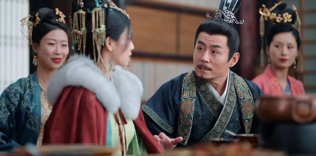 "Till The End Of The Moon" 4 people play Bailu's father, 3 are pet ...