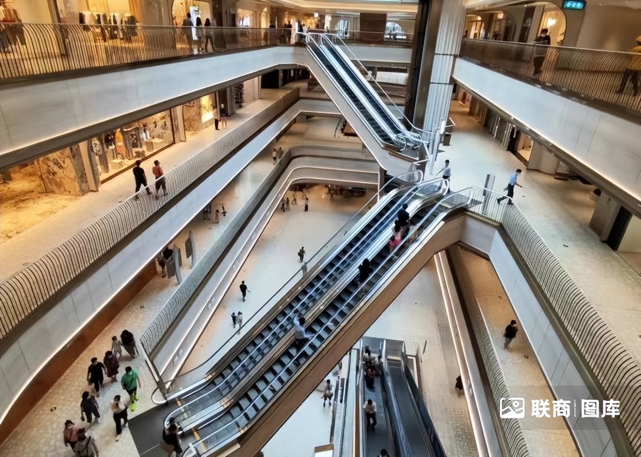 With a maximum vacancy rate of 70%, the shopping mall is running out of ...