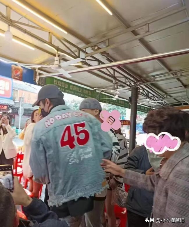 Wang Hedi appeared in his father's fried skewer shop. He was praised as ...