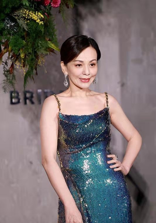 Wang Lin can really fight her age!Wearing an ultra-thin suspender skirt ...