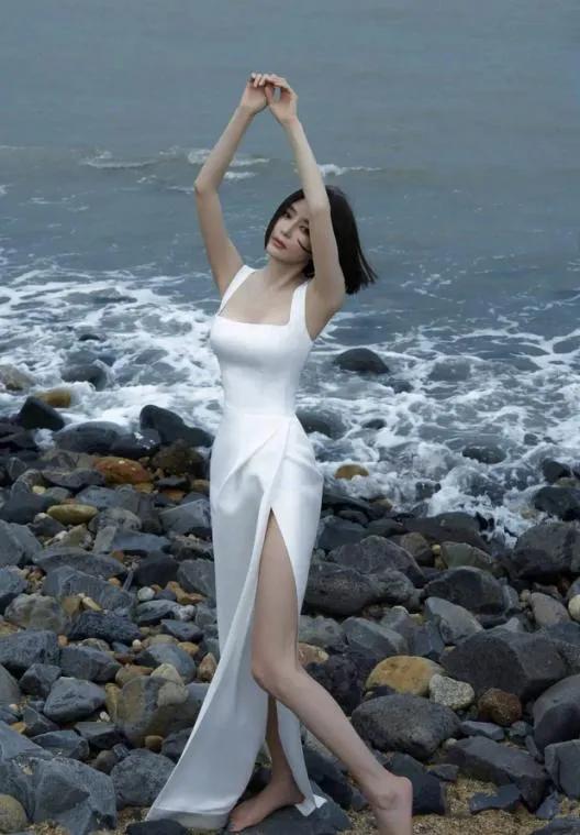 Middle-aged actress Qin Lan was praised for her "excellent figure". Look at her open back, small ...