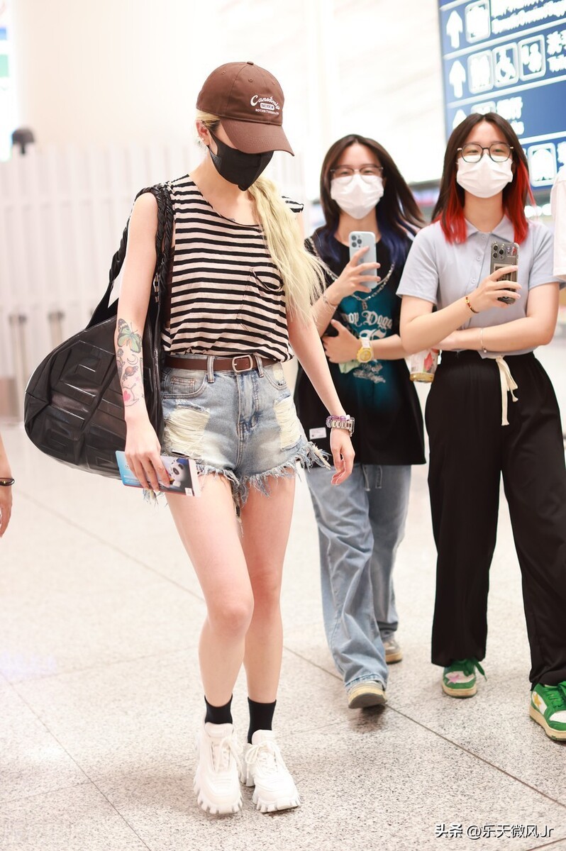 Naiwan appeared at the Beijing Airport wearing denim shorts fashion and ...