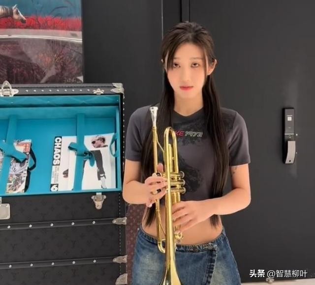 Another controversy! Joe Mei pinned a video with a suspected female ...