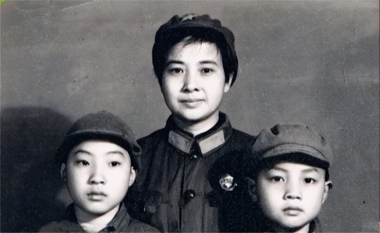 Admiral Su Zhenhua is an actor in the Chinese industrial troupe, but ...