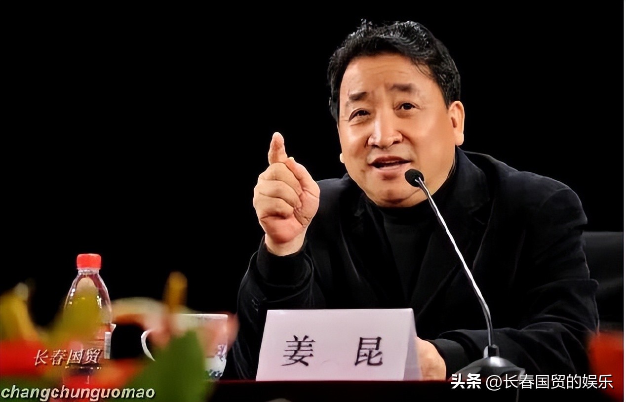 A recent photo of 71-year-old cross talk master Jiang Kun was exposed ...