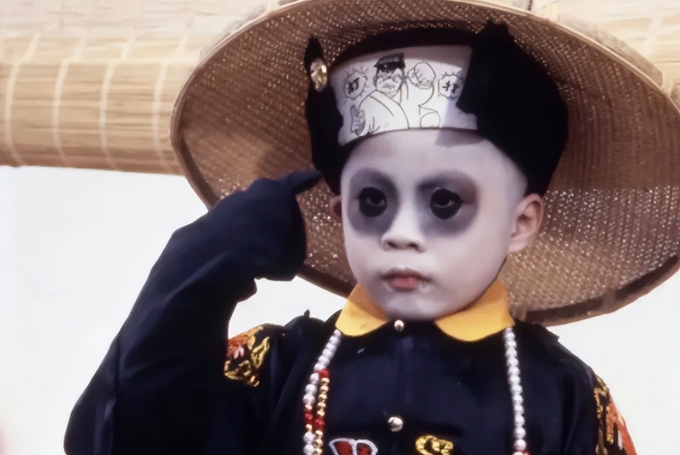 In 1989, Lin Zhengying's another whimsical, rescued the dying zombie ...