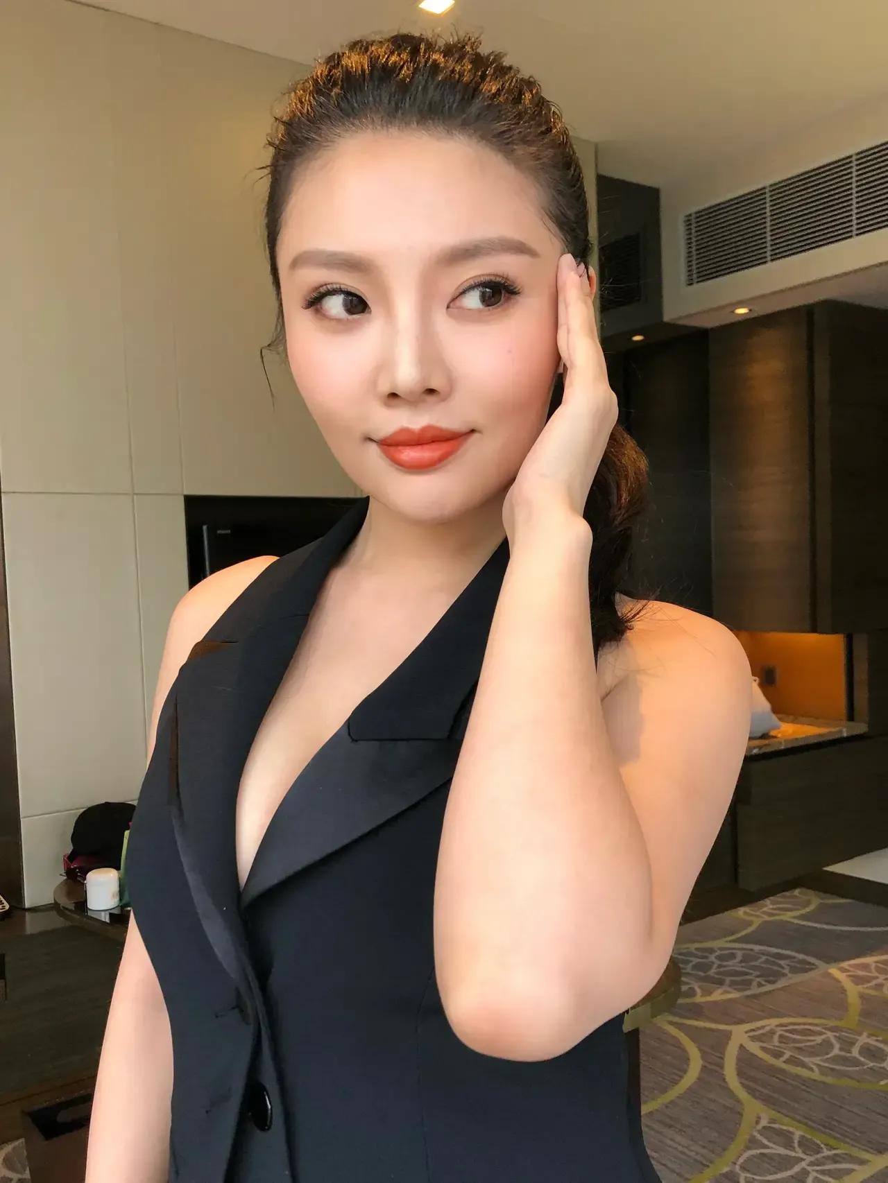 Xu Dongdong's beautiful photo series, hot figure, thin waist and hips are so eye-catching - iMedia