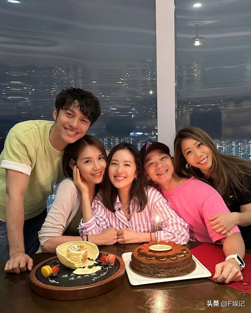 Lin Zishan and Huang Jiale brought his wife to celebrate Tang Shiyong's birthday Zheng Jiaying ...