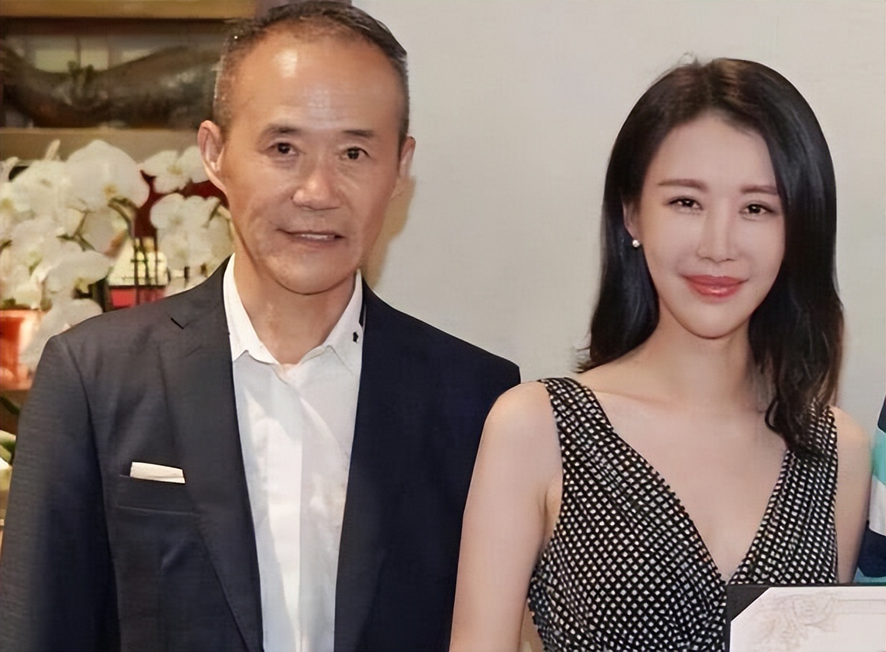 Wang Shi's wife, Tian Pujun, appeared on the scene after taking a bath ...