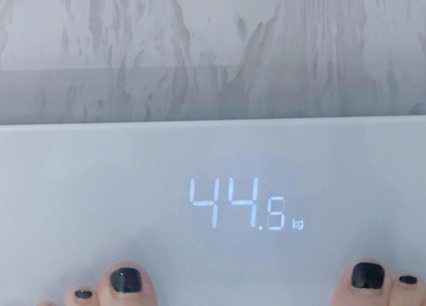 Qin Lan takes a selfie without makeup, revealing that she weighs only ...