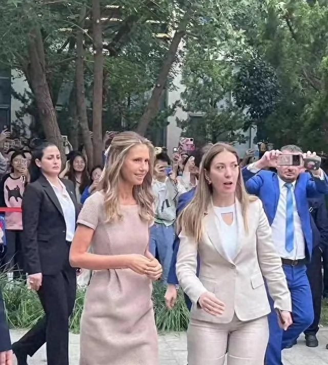 The most beautiful bodyguard becomes popular! Protecting the Syrian ...