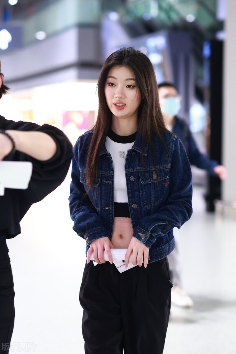 Shan Yichun departed from Shanghai Airport wearing a short denim jacket ...