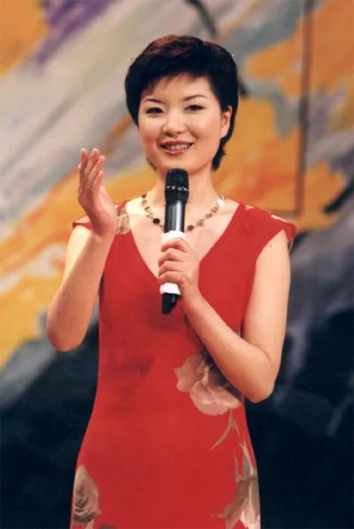 The most charming photo of Chen Rong on Dragon TV - iNEWS