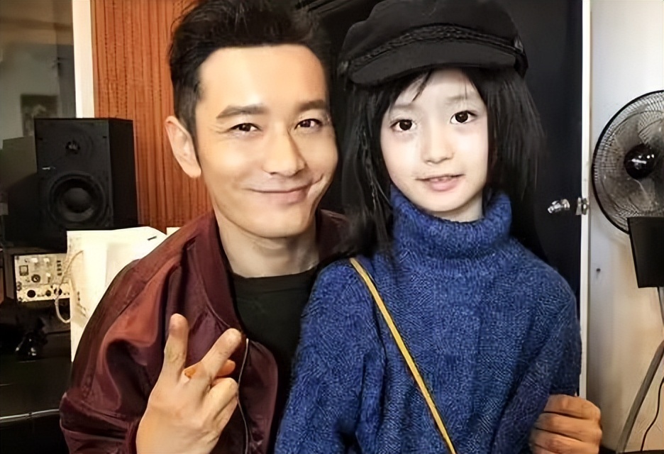 Liu Wei hugged Yang Mi when he was a child, and Sun Li took a photo ...
