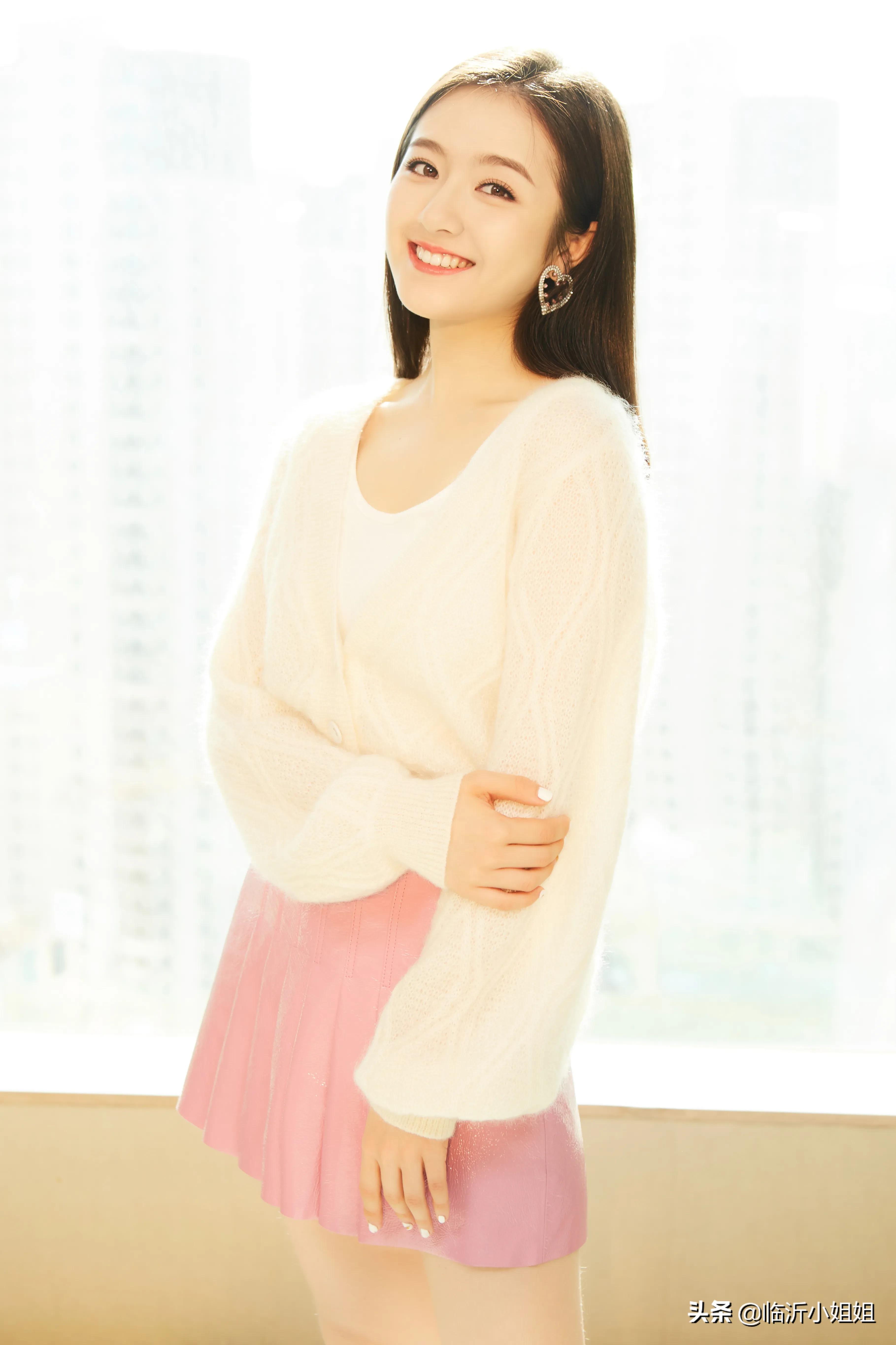 Li Randi, a beautiful girl with natural beauty, fresh appearance, sweet ...