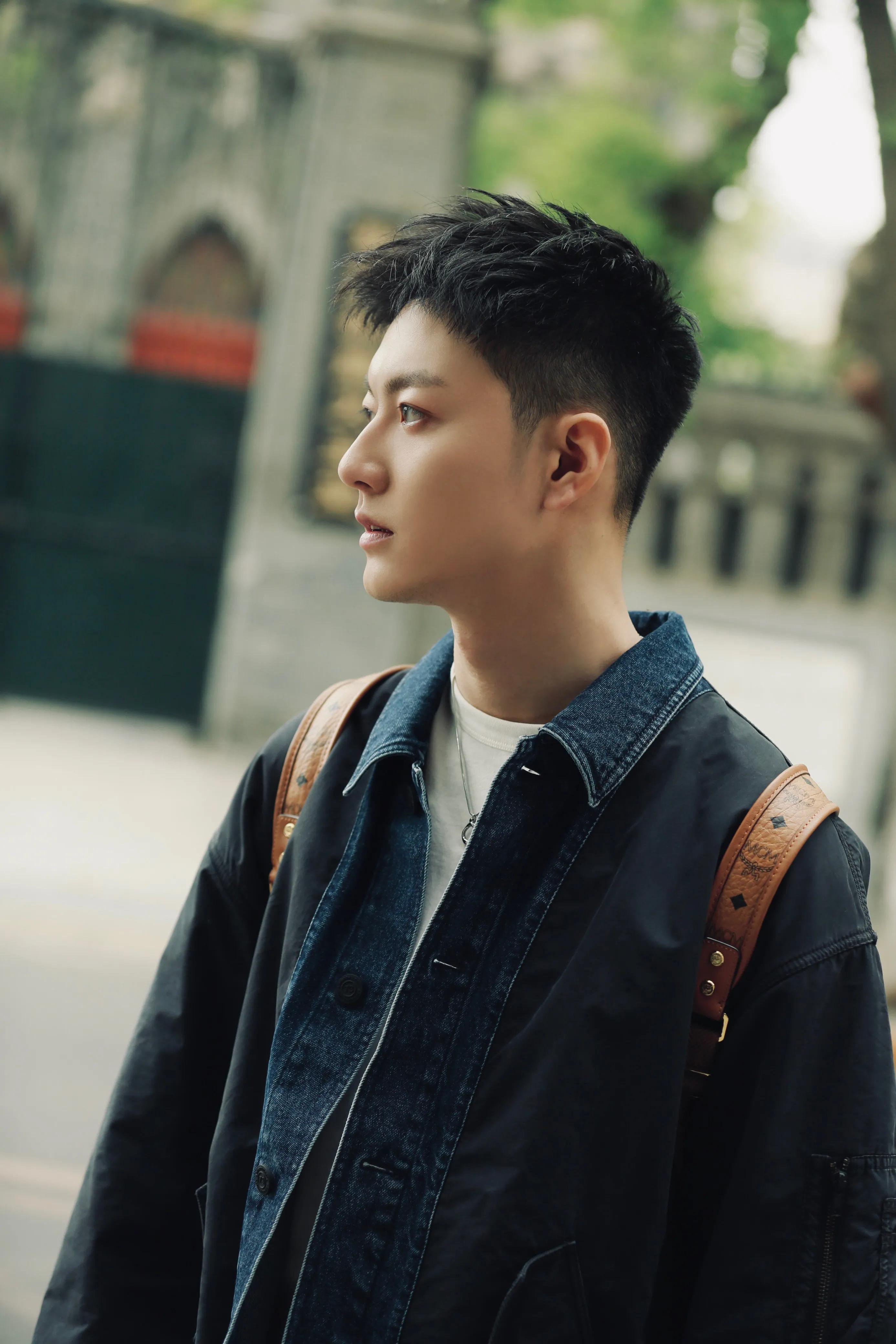 "Come for You Back to the Light" is released on the street of Zhang ...