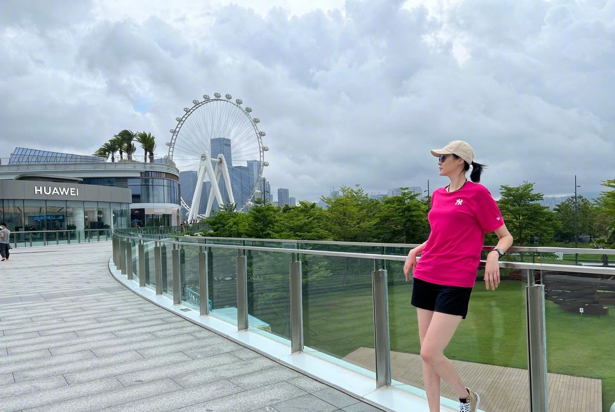 41-year-old Zhao Ruirui's recent photo, her long legs steal the show ...