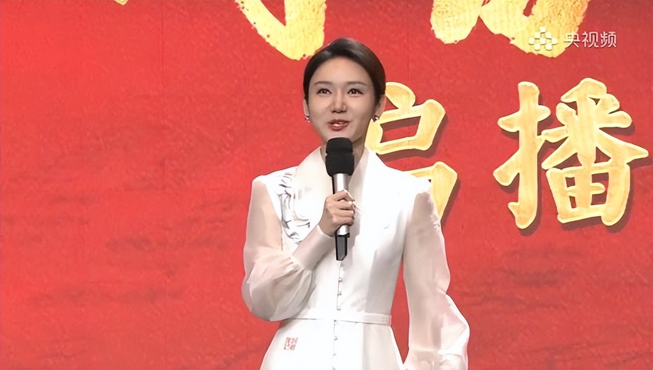 CCTV's new program starts broadcasting! The new anchor Long Yang took ...