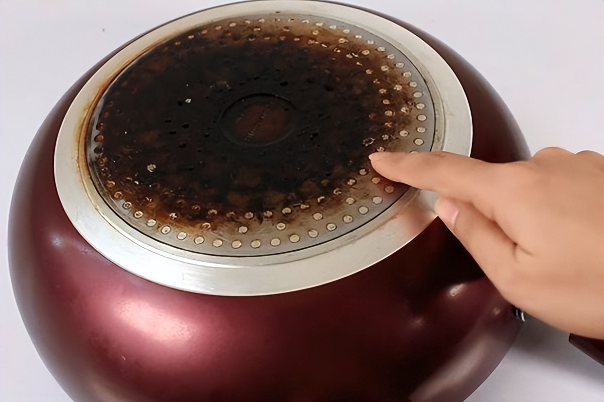 Difficult to remove the black dirt on the bottom of the pot? Teach you ...